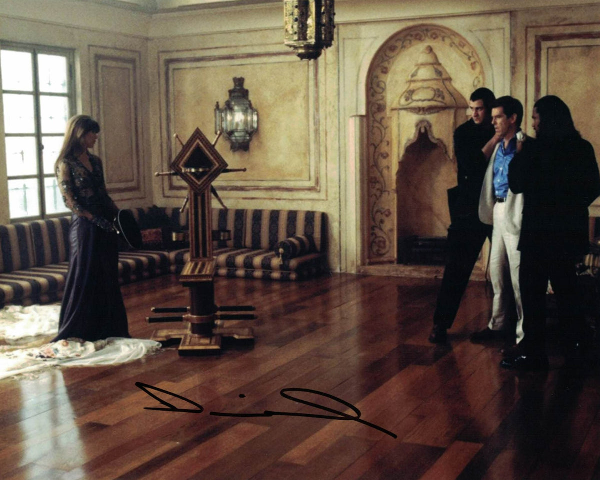 DANIEL NAPROUS stunts in The World is Not Enough- James Bond hand sign ...